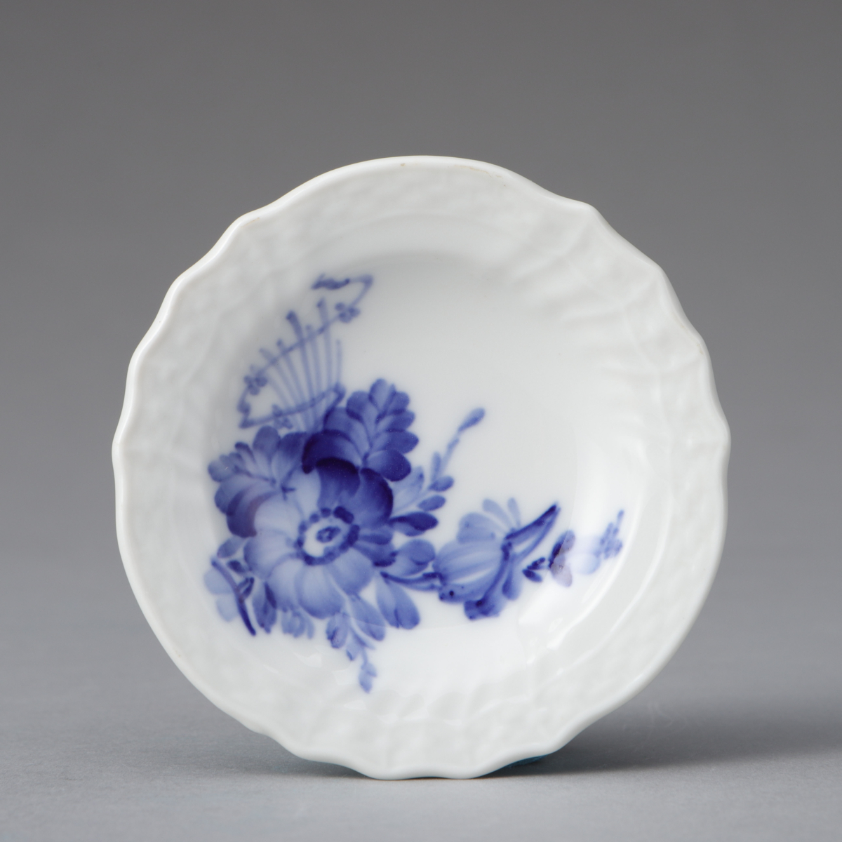 "Blå Blomst (Blue Flower) Curved" Ashtray | 문정미술관