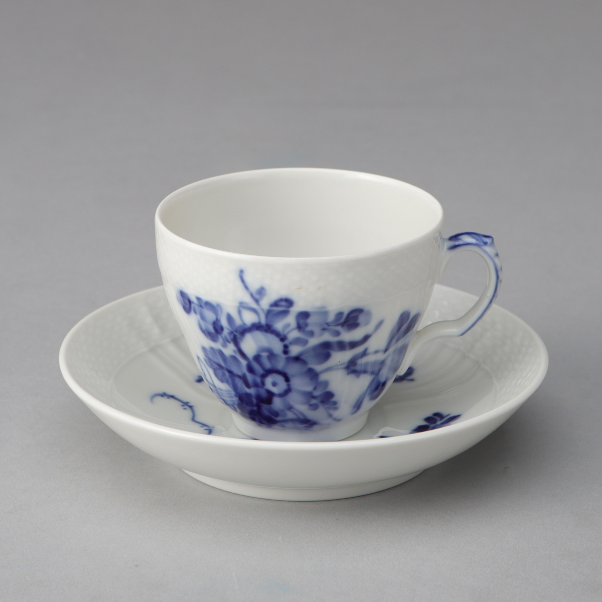 "Blå Blomst (Blue Flower) Curved" Coffee Cup & Saucer | 문정미술관